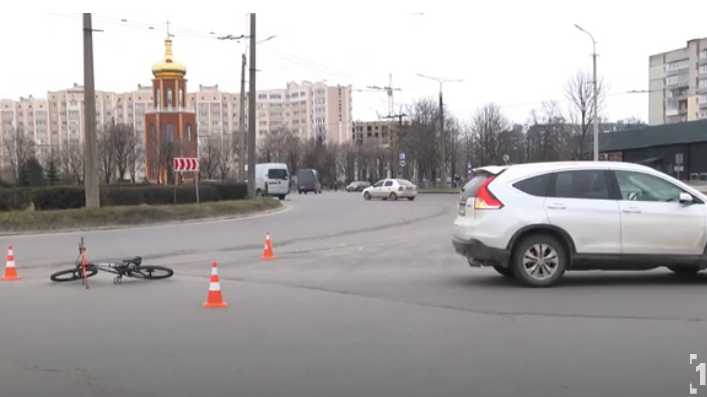 Сам винен: у Луцьку на Соборності водій «хонди» збив велосипедиста - VSN